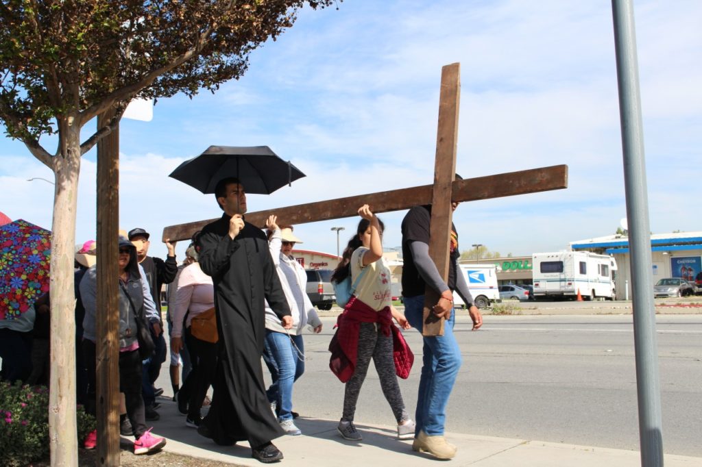 Hundreds walk with passion on Good Friday | BenitoLink
